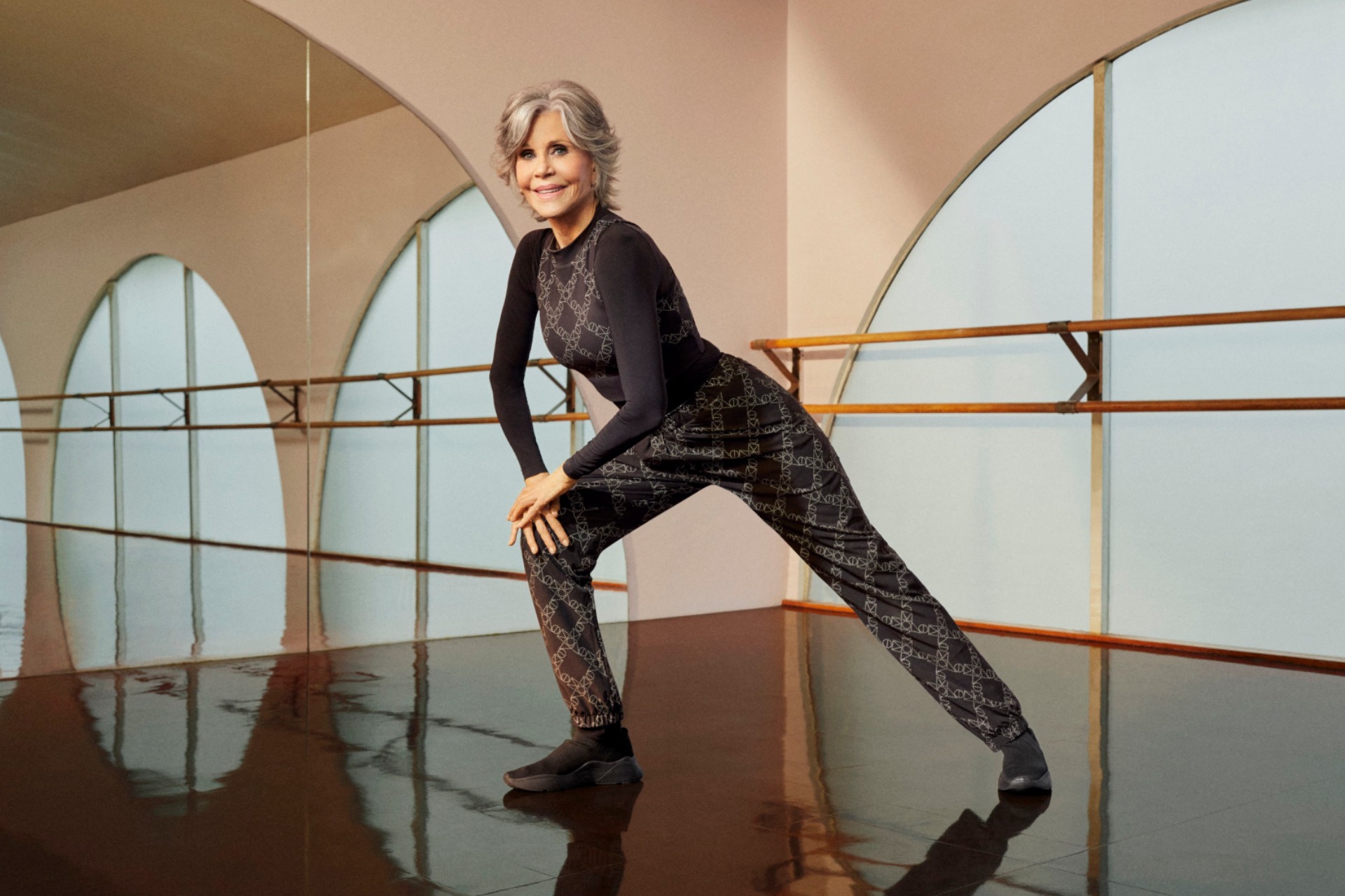85歲奧斯卡影后珍芳達 Jane Fonda 越老越精彩！在抖音 TikTok 跳健身操、積極跑社運…她的人生現在才開始！