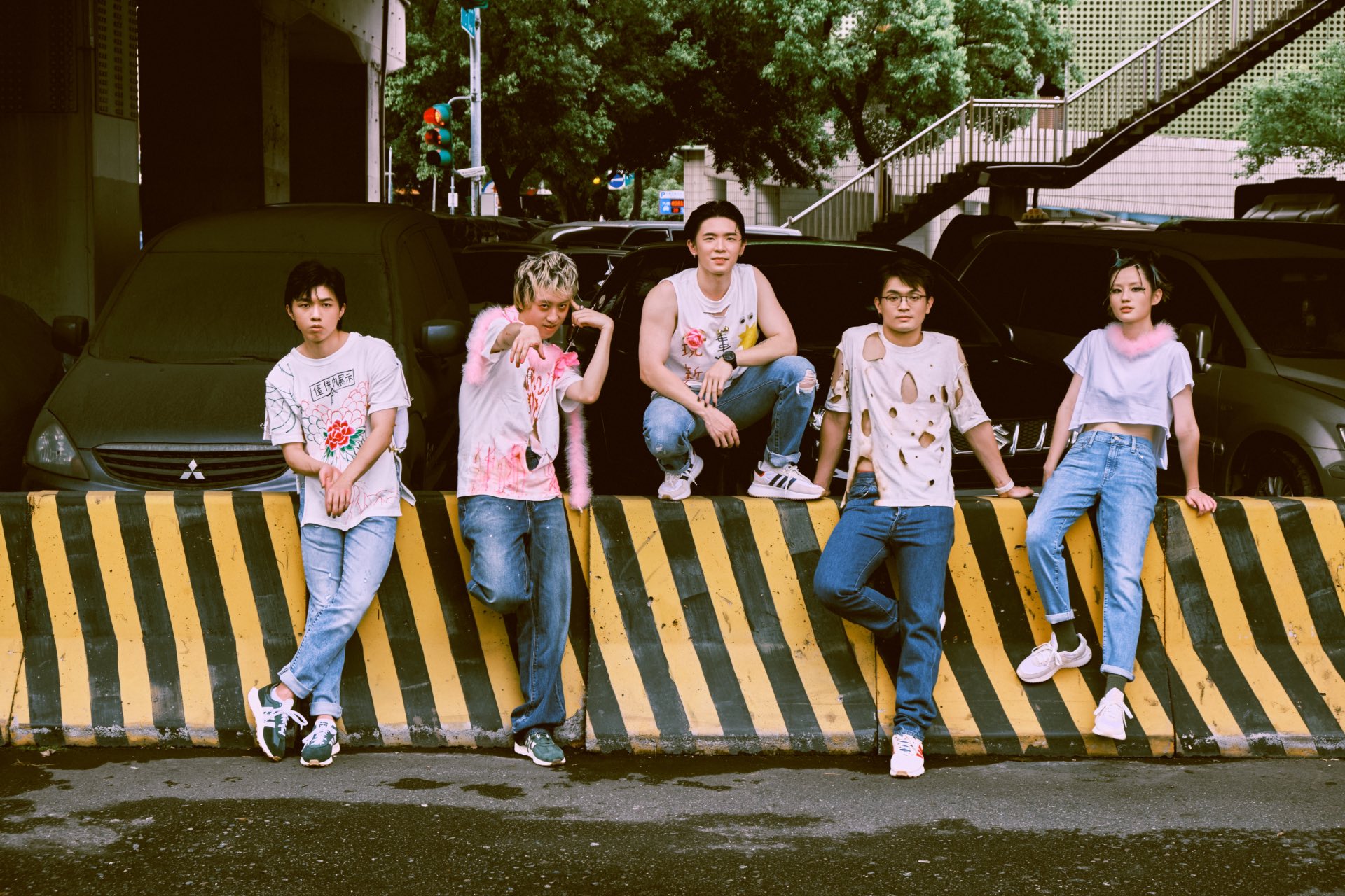 美秀集團 Amazing Show 專訪 − 「後台客」不瘋魔，不成佛！27歲造了一座「多色寶山」帶著痛苦登峰造極｜Wazaiii 專訪｜