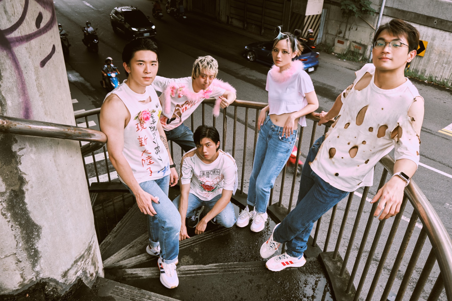 美秀集團 Amazing Show 專訪 − 「後台客」不瘋魔，不成佛！27歲造了一座「多色寶山」帶著痛苦登峰造極｜Wazaiii 專訪｜