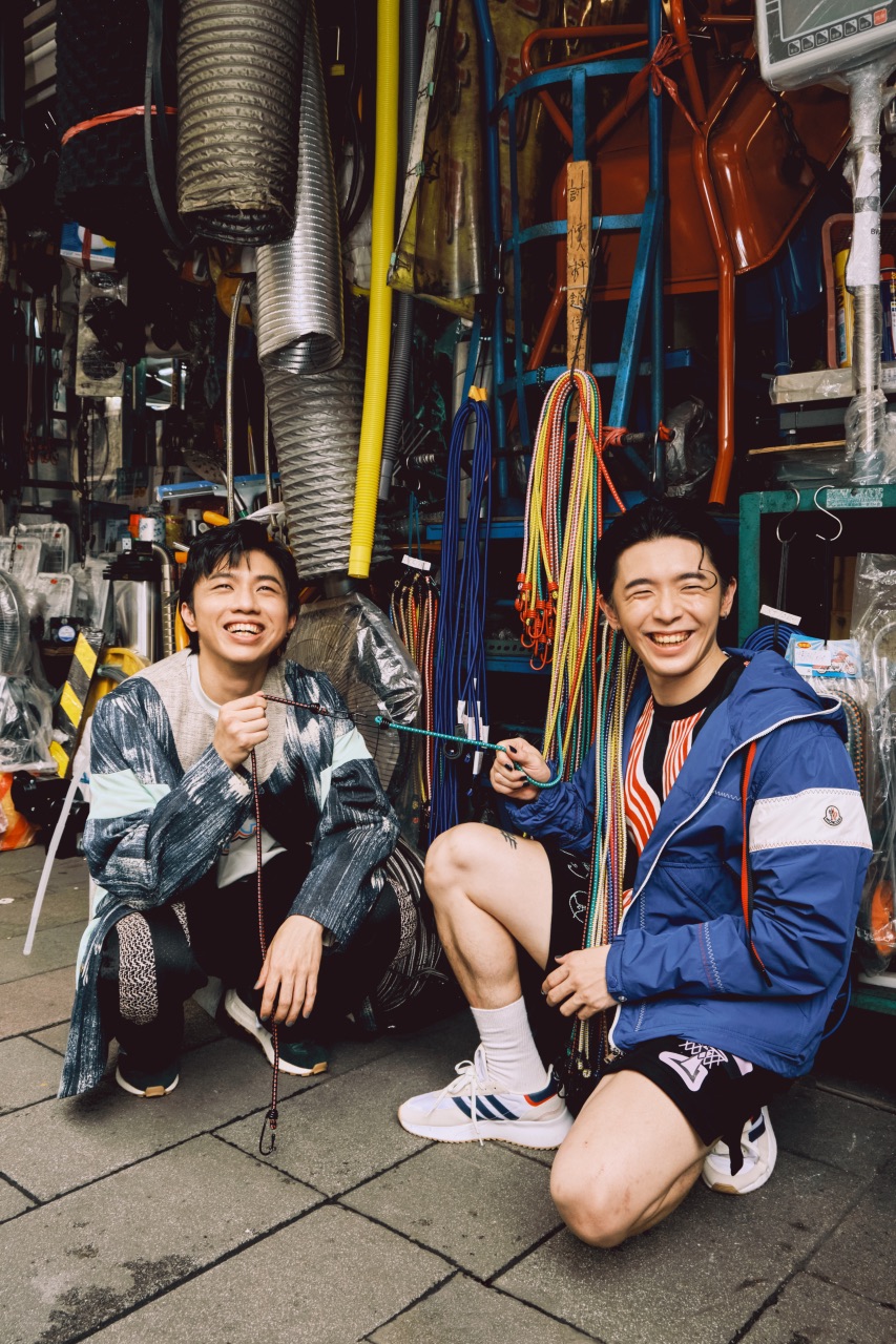 美秀集團 Amazing Show 專訪 − 「後台客」不瘋魔，不成佛！27歲造了一座「多色寶山」帶著痛苦登峰造極｜Wazaiii 專訪｜