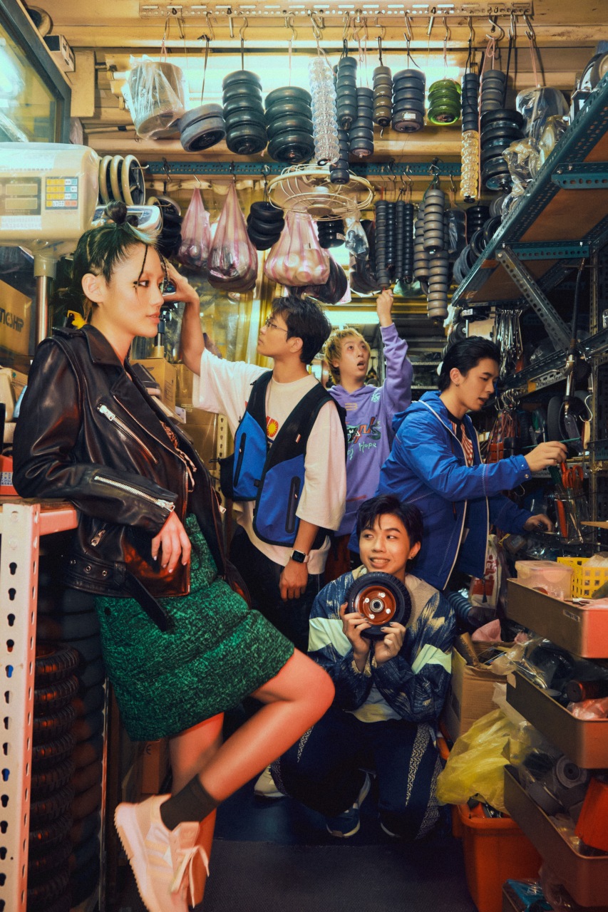 美秀集團 Amazing Show 專訪 − 「後台客」不瘋魔，不成佛！27歲造了一座「多色寶山」帶著痛苦登峰造極｜Wazaiii 專訪｜