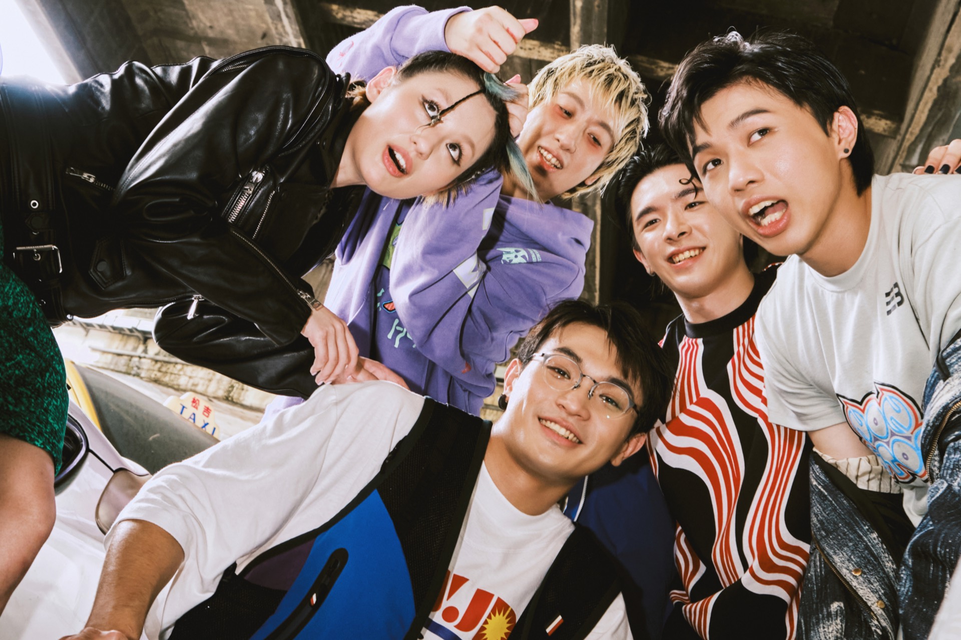 美秀集團 Amazing Show 專訪 − 「後台客」不瘋魔，不成佛！27歲造了一座「多色寶山」帶著痛苦登峰造極｜Wazaiii 專訪｜