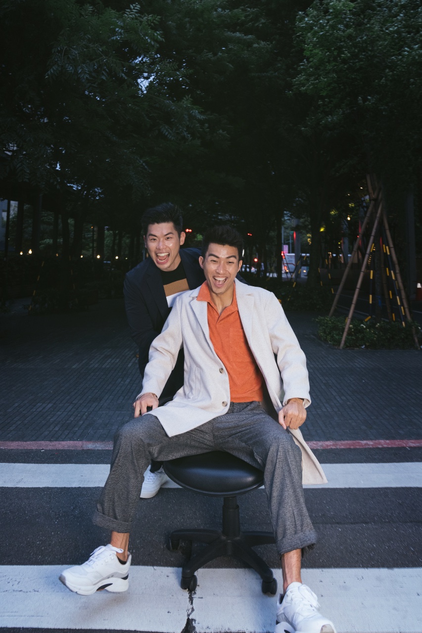 YouTuber 嘟嘟人 The DoDo Men 一日 Wazaiii 時尚編輯大挑戰：Ian 與 Eric 在創造一種「跳脫舒適圈」信仰 ...