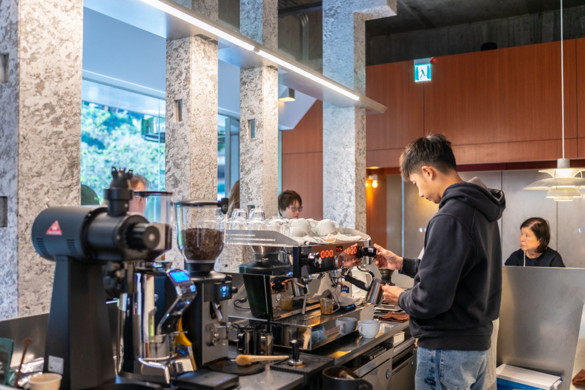 台北人氣咖啡廳 D23 Coffee Roaster 新分店在這裡！金屬未來感咖啡秘密基地，暗藏自家烘焙神級美味！