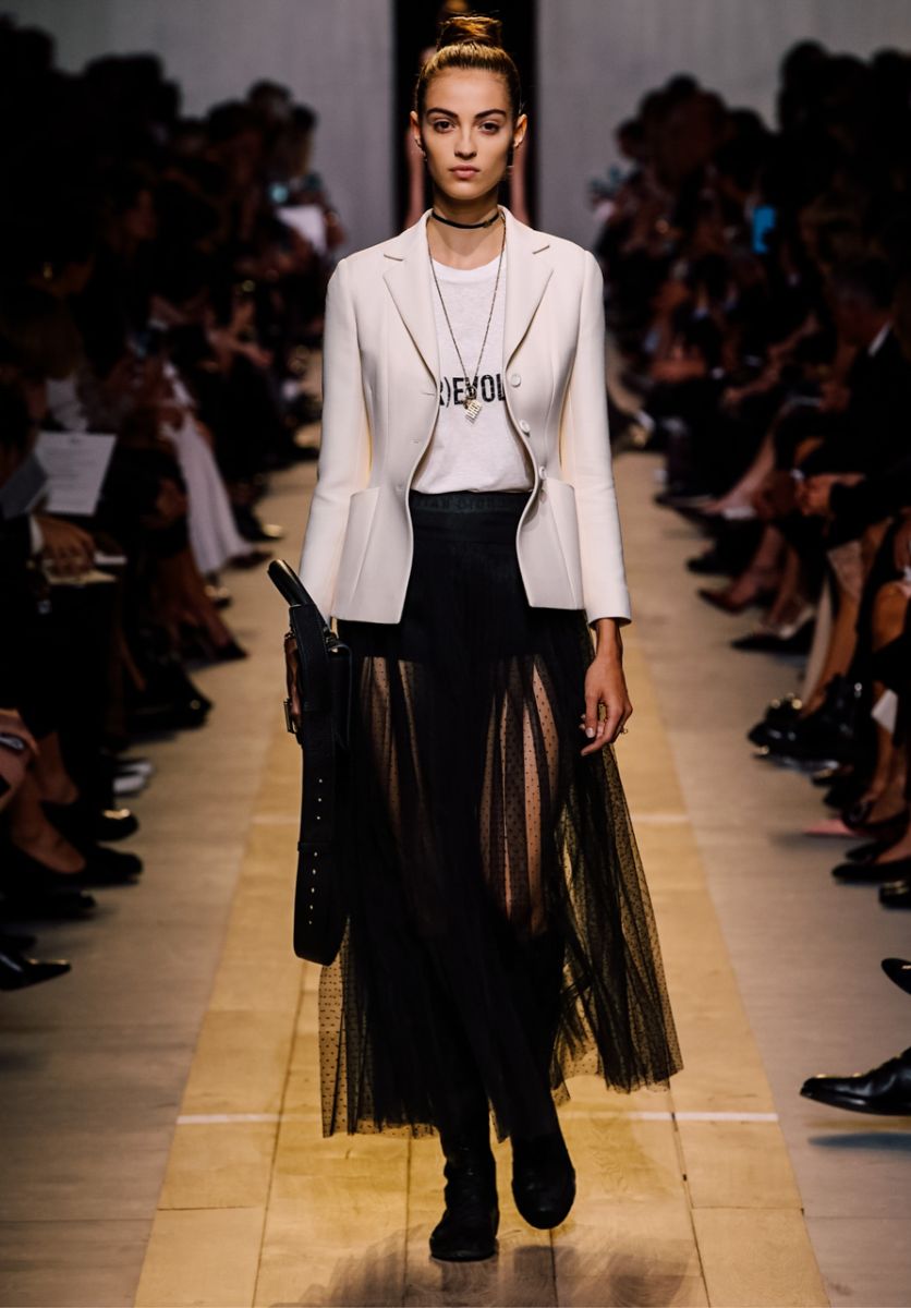 「Dior New Look 」二戰後的新姿態—Christian Dior 勾勒腰線的曲線美學，絕代風華展現自由肆意