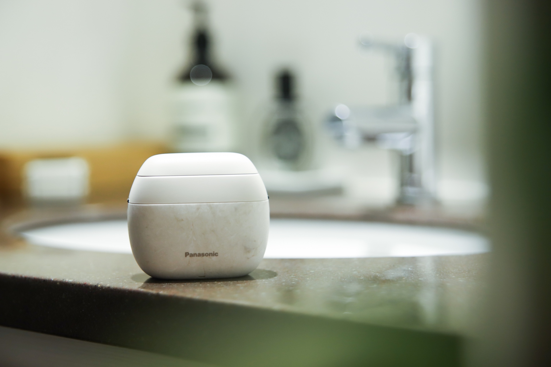 用刮鬍建立生活品味：Panasonic 超人氣掌上型刮鬍刀 LAMDASH PALM IN ES-PV6A ，輕巧便攜搭配極簡日系美學，與肌膚對話的舒暢體驗！