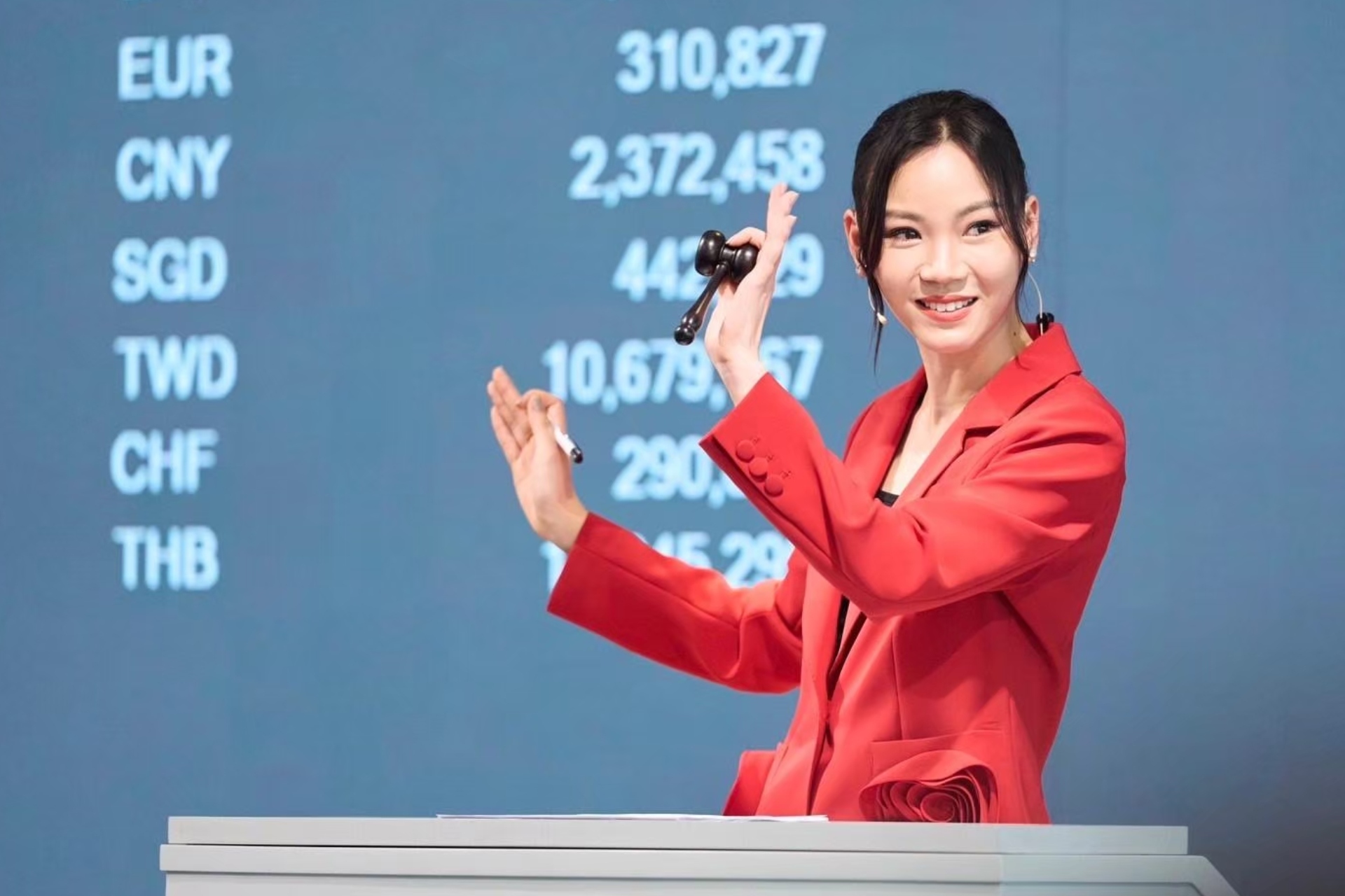 拍賣官在做什麼？想當拍賣官必備6大絕活：超級鐵肺、懂心理戰...還能像饒舌背出上億金額？