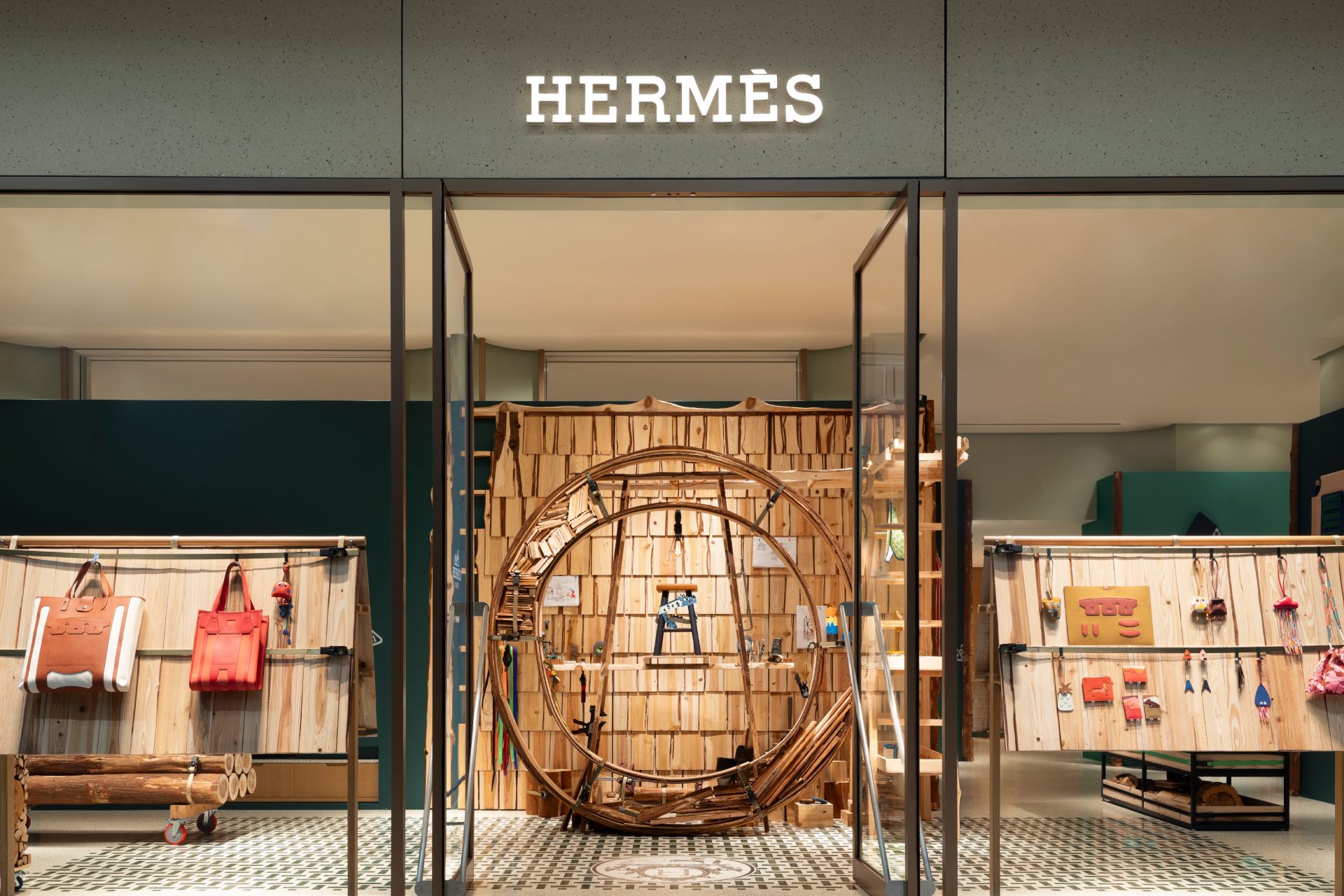 愛馬仕 Hermès petit h 工坊巡迴展再抵台—把皮革餘料變珍奶吊飾超可愛、攜手台灣藝術家發揚永續精神！｜Wazaiii 觀察｜