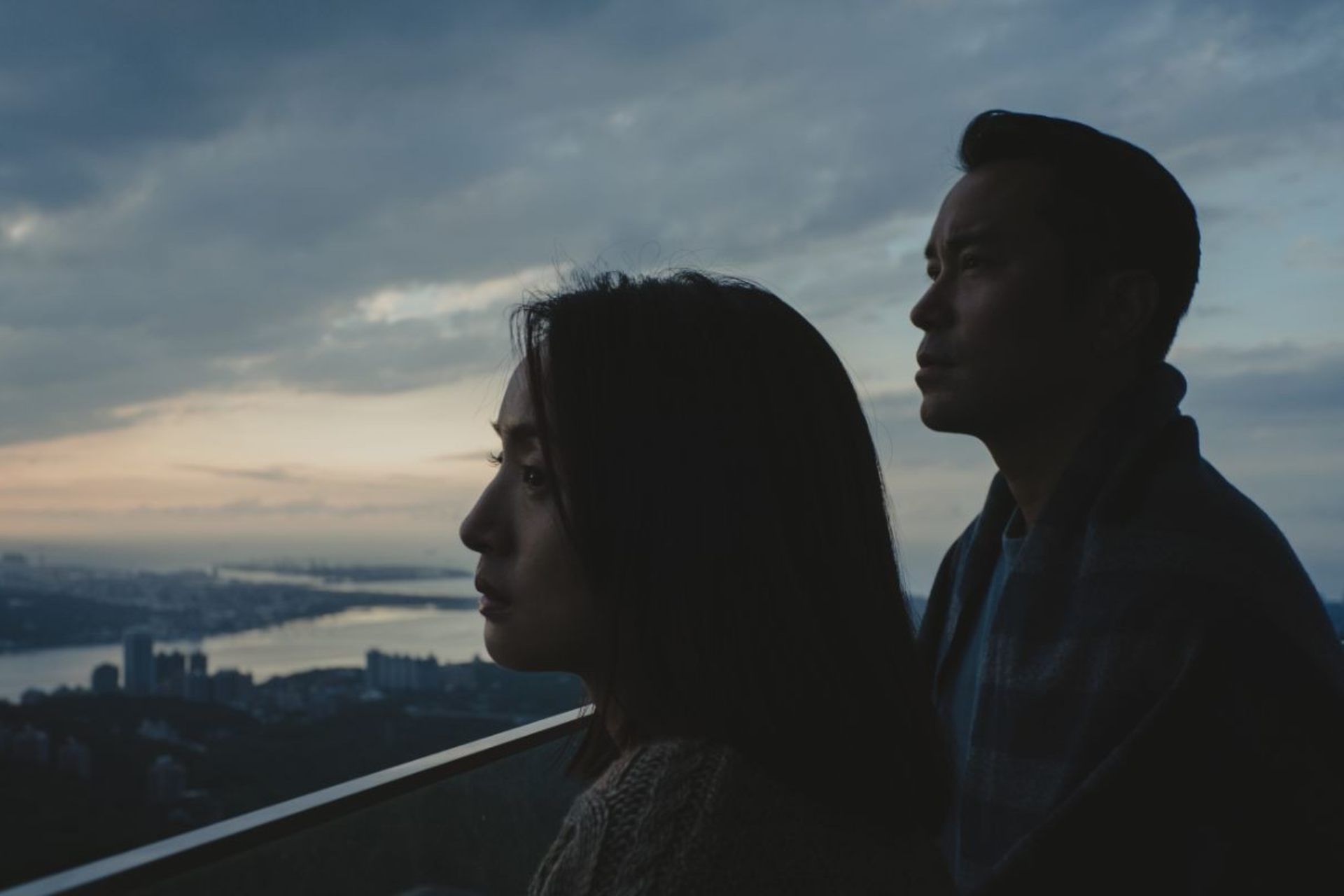 《深度安靜》張孝全、林依晨撕心飆戲問鼎金馬62影帝后！寧願壓抑遺忘的創傷，再多愛也無力拯救？｜Wazaiii 編輯觀影 POV｜